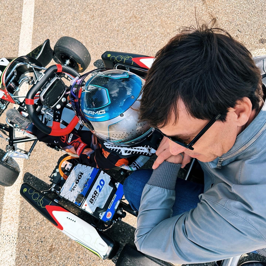 F1 komandas "Mercedes" bosa dēls trenējas ar "Blue Shock Race" » irLiepāja